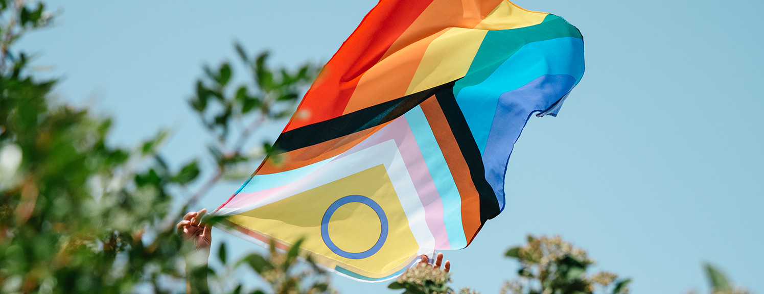 Fira Pride med oss – pyssel, scenkonst och queera berättelser - Malmö stad
